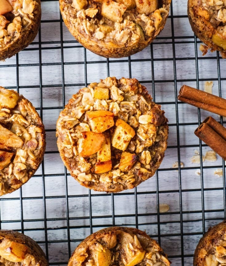Cinnamon Apple Baked Oatmeal Cups {Vegan} | Shuangy's Kitchensink