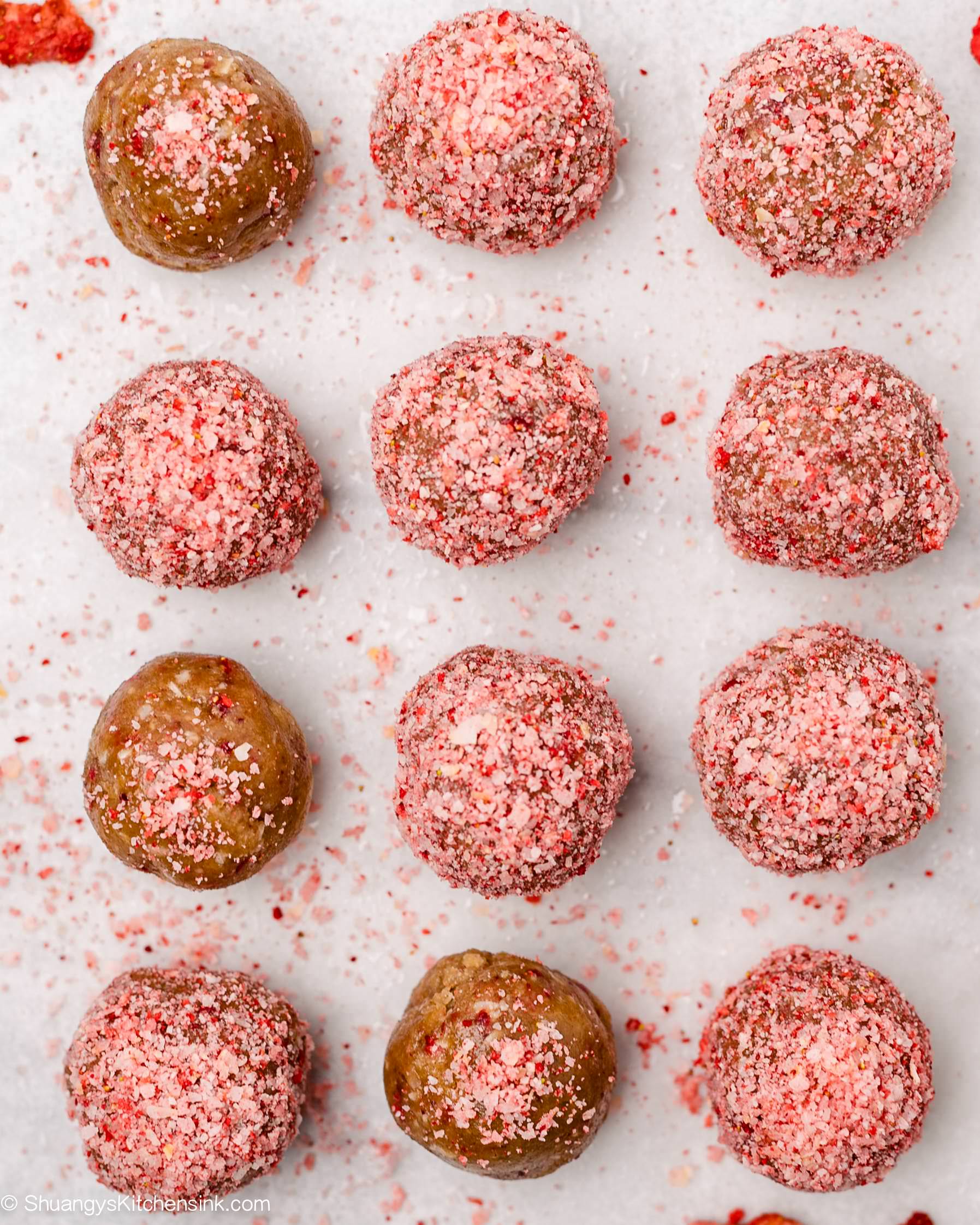 Strawberry Crunch Energy Balls {5 Ingredients} | Shuangy's Kitchensink