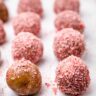 Strawberry Crunch Energy Balls {5 Ingredients} | Shuangy's Kitchensink