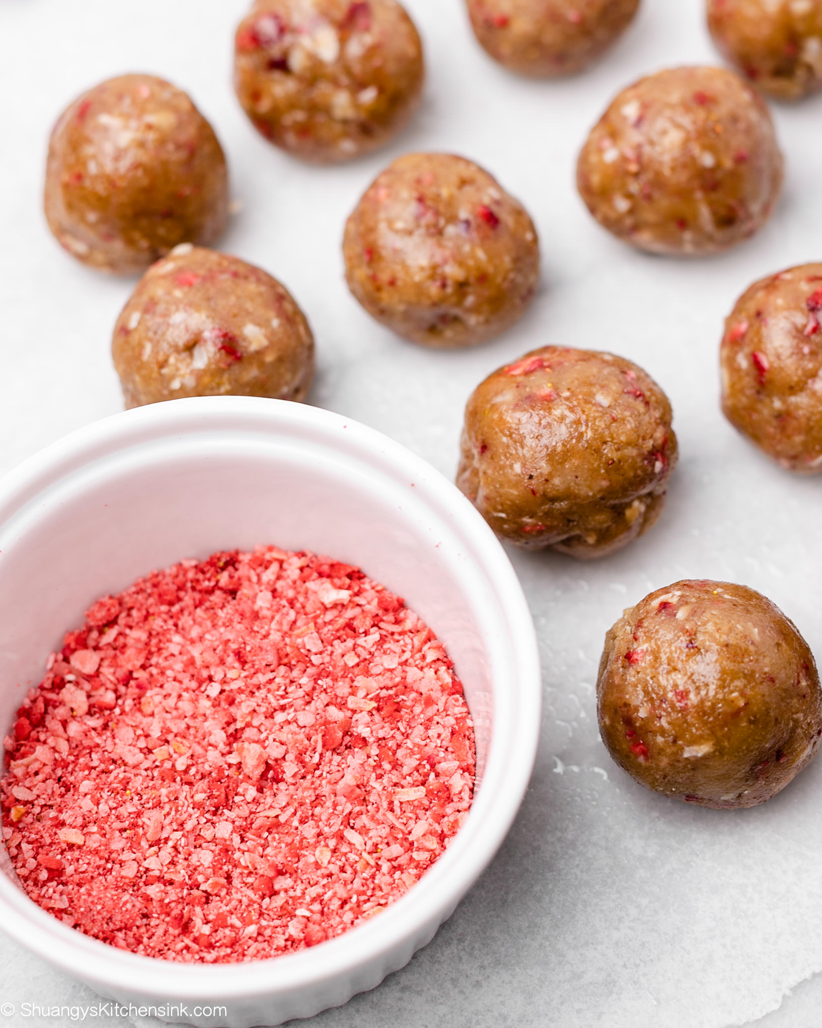 Strawberry Crunch Energy Balls {5 Ingredients} | Shuangy's Kitchensink