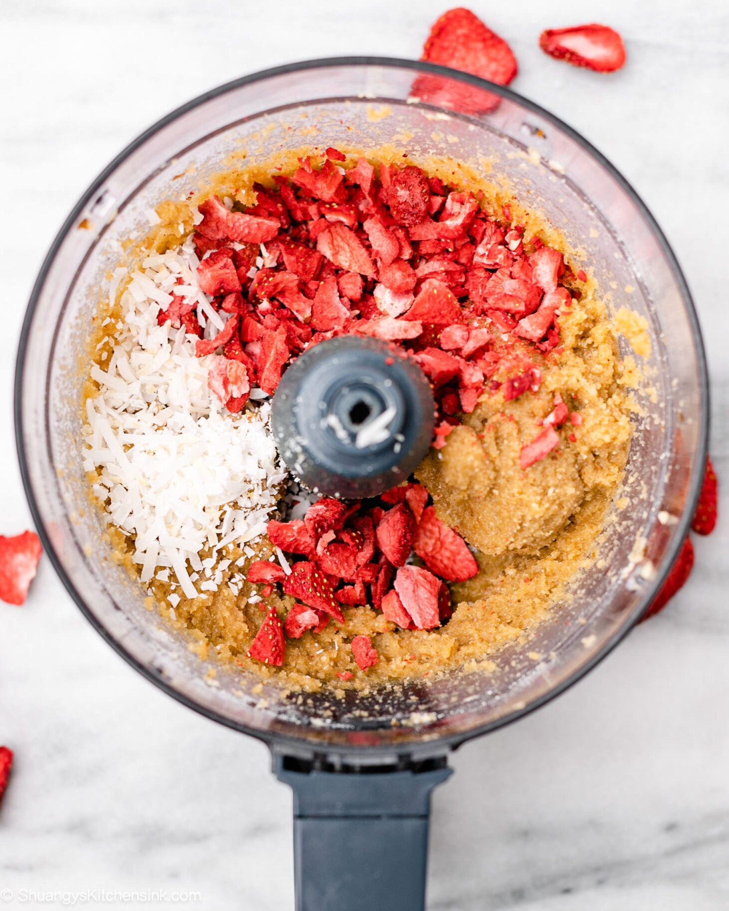 Strawberry Crunch Energy Balls {5 Ingredients} | Shuangy's Kitchensink