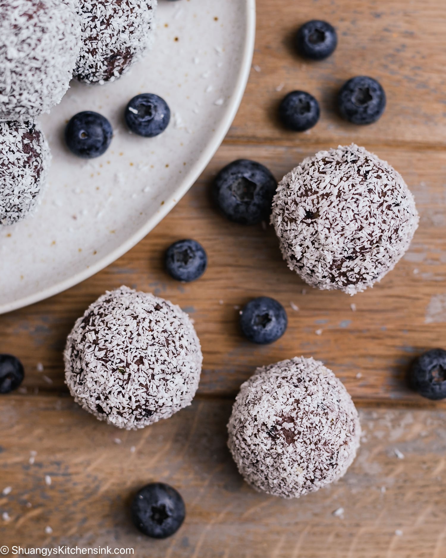 No Bake Blueberry Cheesecake Balls {6 Ingredients} | Shuangy's Kitchensink