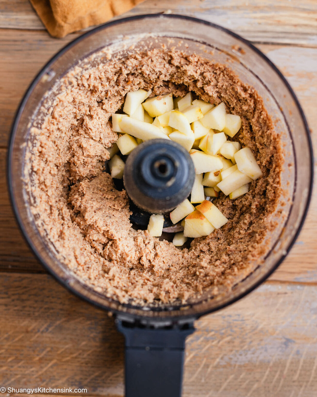 Apple Pie Protein Bars {with Walnuts} | Shuangy's Kitchensink